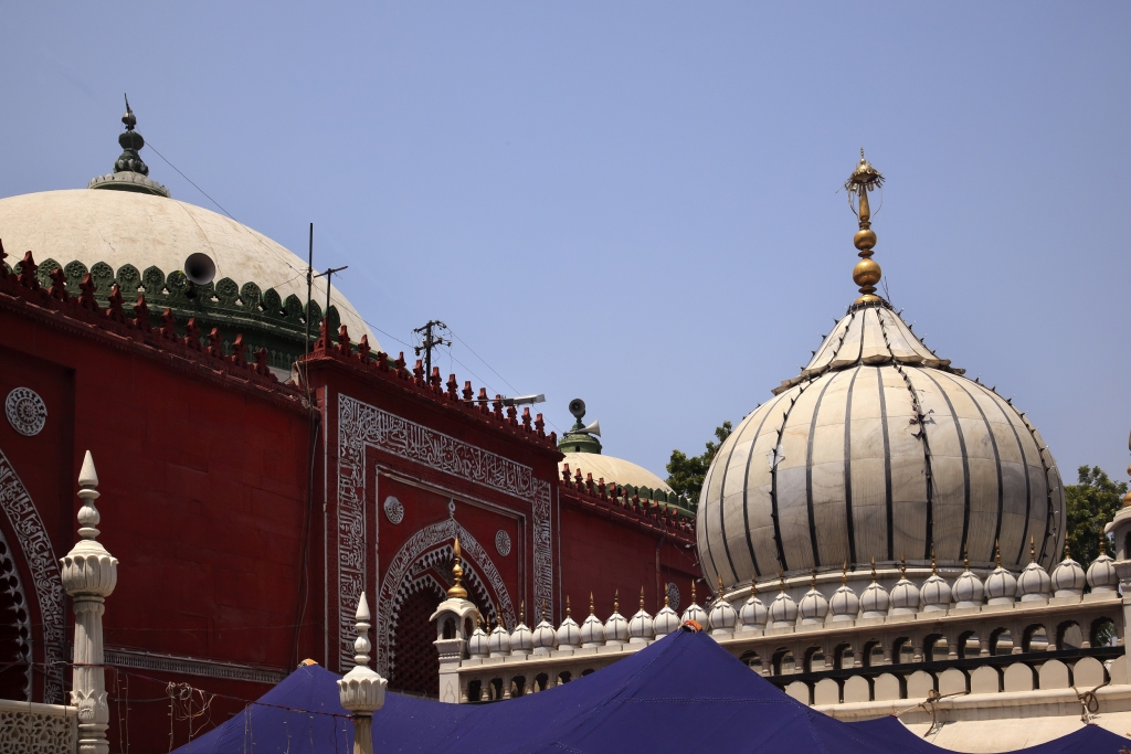 Hazrat Nizamuddin Auliya-The Sultan of Hearts - Raza Rumi